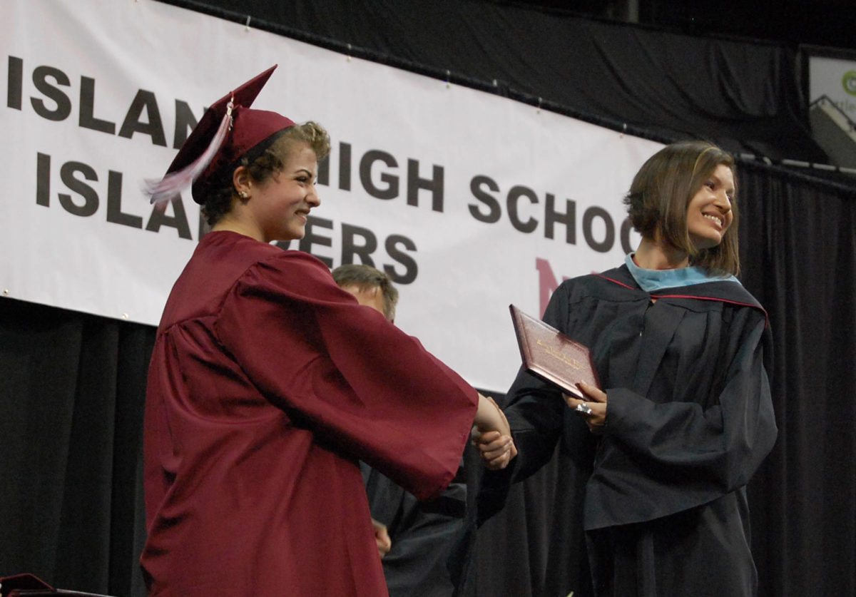 Mercer Island High School graduates 328, including 7 valedictorians ...