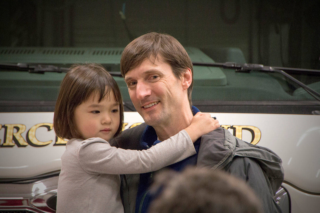 Holiday merriment marks Mercer Island tradition | Photos | Mercer ...