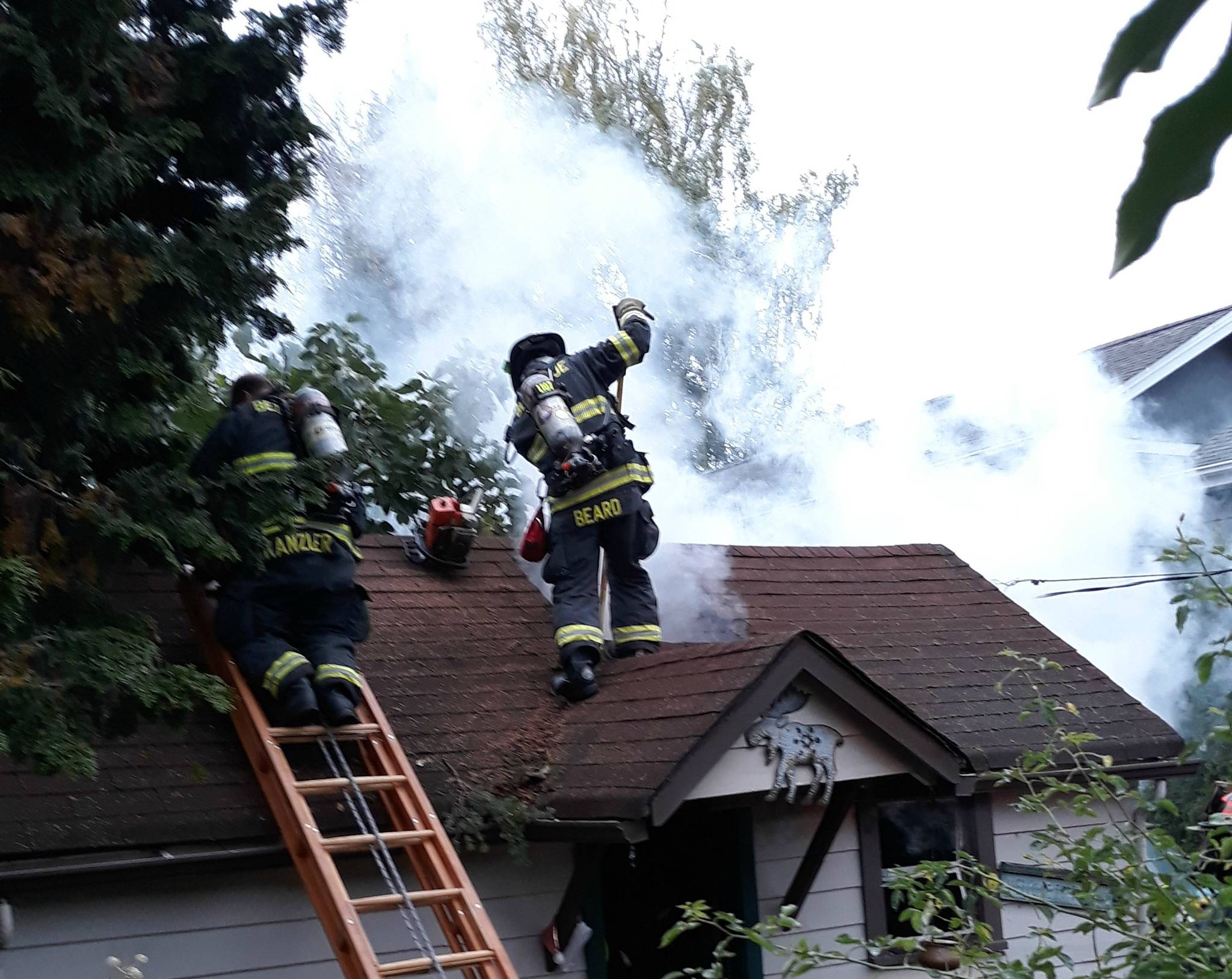 Firefighters extinguish structure fire | Mercer Island Reporter