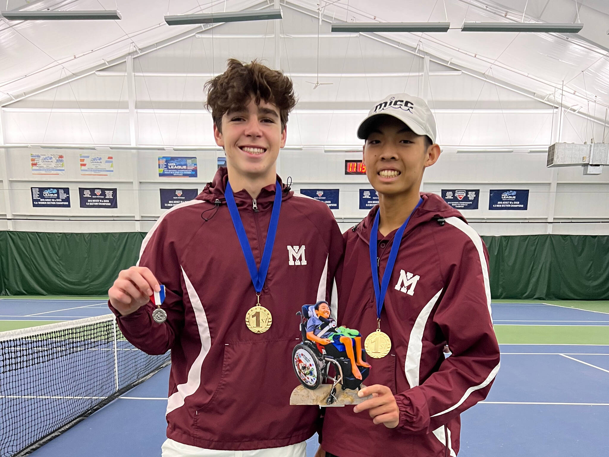 Tennis players honor Aidan Leung following doubles victory | Mercer ...