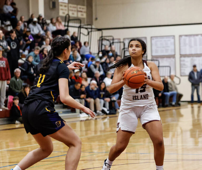 Bundy jumps into her third varsity season with Islanders | Mercer ...