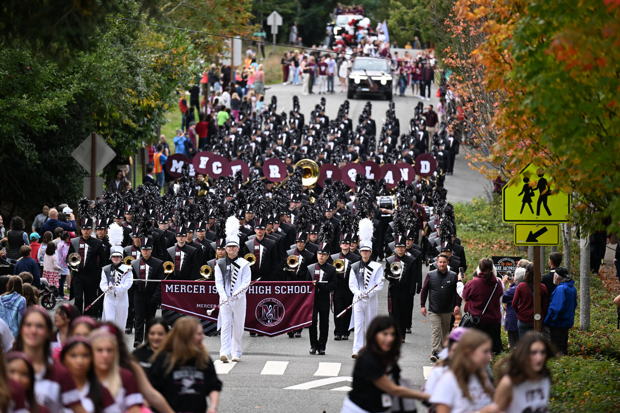 MIHS students in tune with Homecoming parade | Mercer Island Reporter