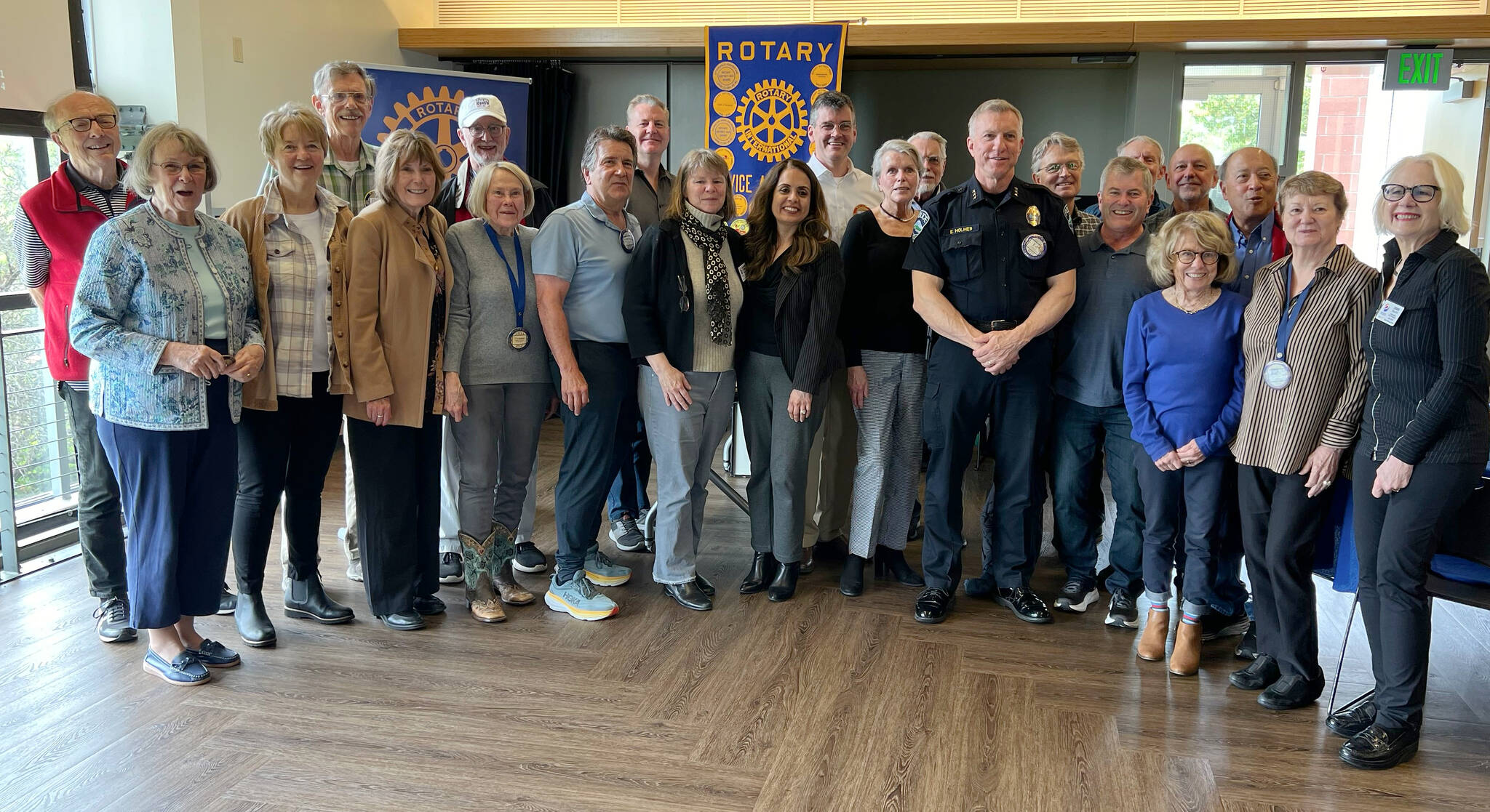 Rotary pays tribute to retiring police chief Holmes | Mercer Island ...