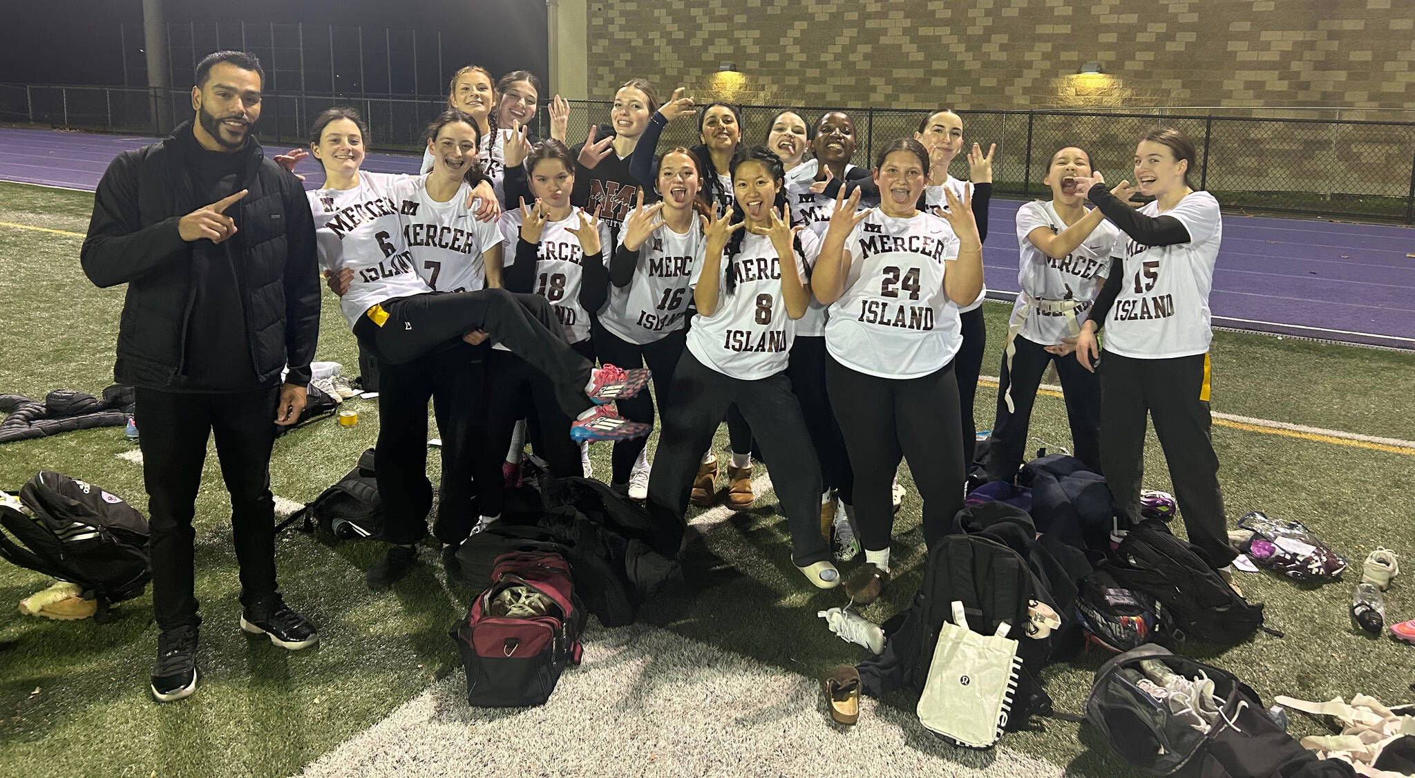 MIHS girls flag football team scores success | Mercer Island Reporter
